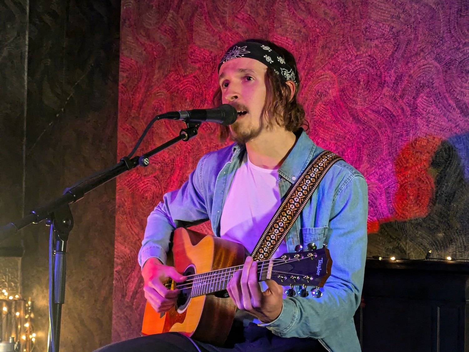 Hull singer songwriter makes return visit to Yorkshire whisky distillery